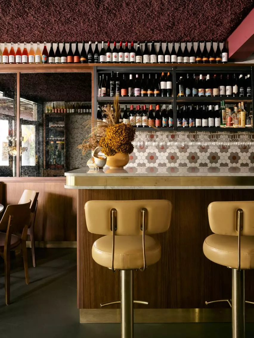 Amarelo manteiga sentado no Interior do bar de Surry Hills, Sydney, deseñado por Luchetti Krelle