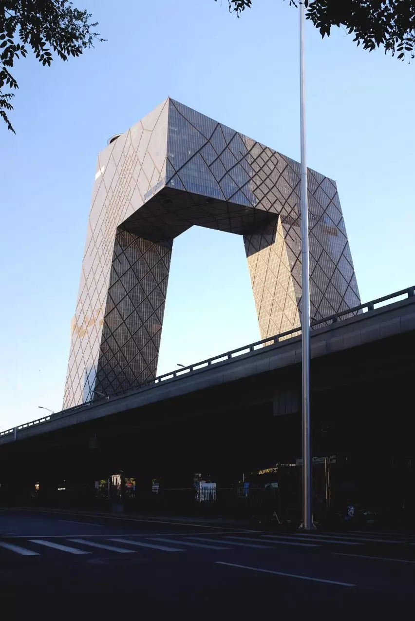 Fațada de sticlă a sediului CCTV din Beijing