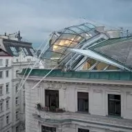 Przebudowa dachu Falkestrasse autorstwa Coop Himmelblau