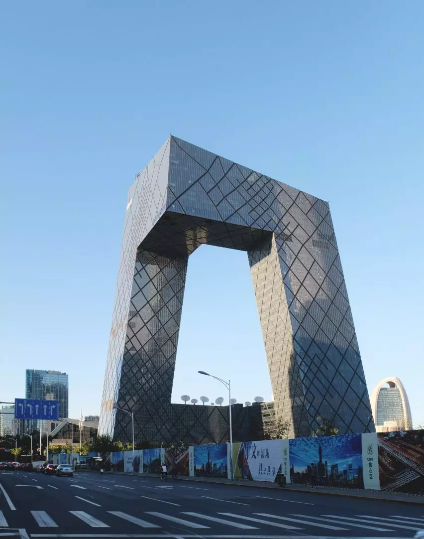 Wygięty wieżowiec firmy OMA w Pekinie