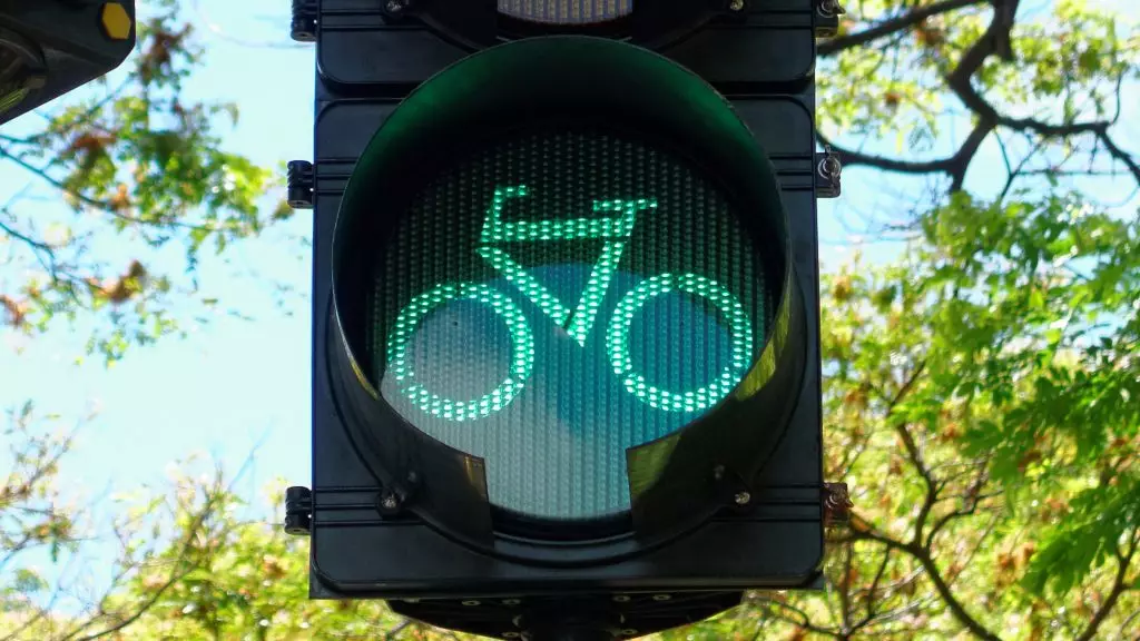 "Syklister gjør byer verre for fotgjengere," sier kommentator