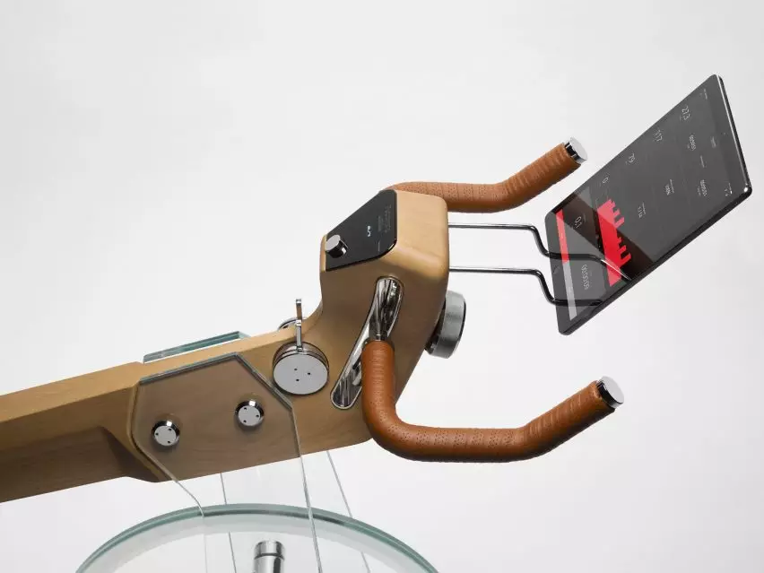 Primer pla de bicicleta estàtica amb nanses de cuir i pantalla intel·ligent d'Elite