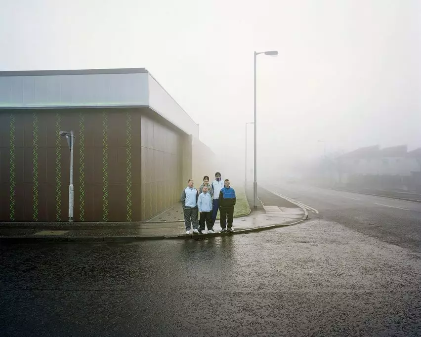 Eng Grupp vu Jugendlechen zu Glasgow fotograféiert vum Anthony Coleman, deen op engem Zoomed In Panel erschéngt