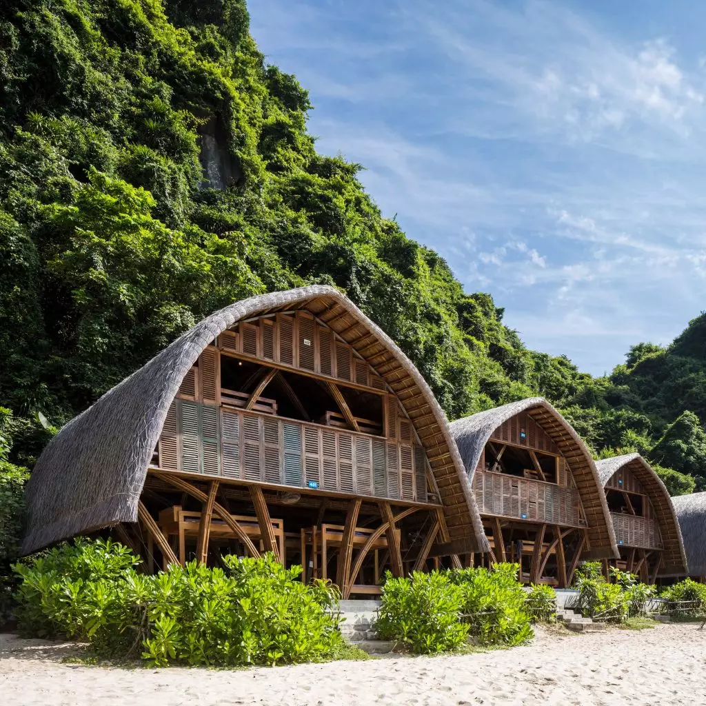 Vo Trong Nghia Architects stavia Castaway Island Resort z bambusu