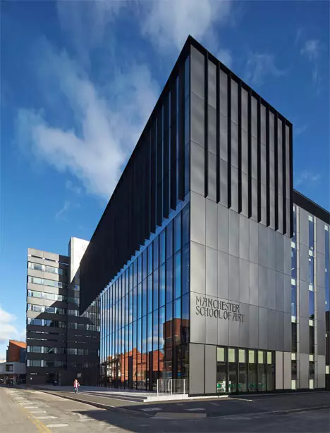 Feilden Clegg Bradley Studios tərəfindən taxta pilləkənlər və körpülərlə Manchester Metropolitan Universiteti sənət məktəbinin genişləndirilməsi