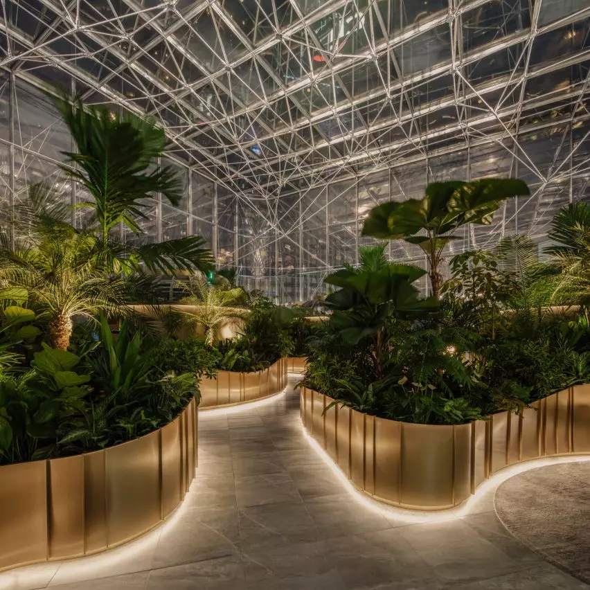 Verligte planters in die Citibank Singapore Wealth Hub deur die Ministerie van Ontwerp