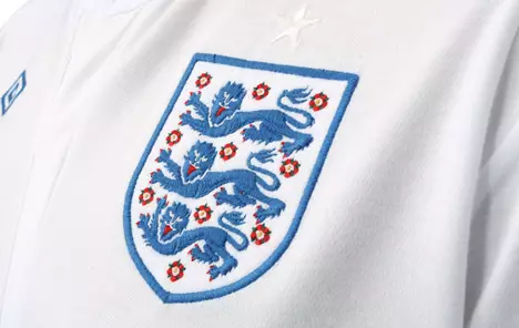 England Home Kit โดย Peter Saville สำหรับ Umbro