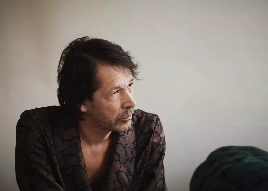 Peter Saville redesenha o logotipo da Burberry