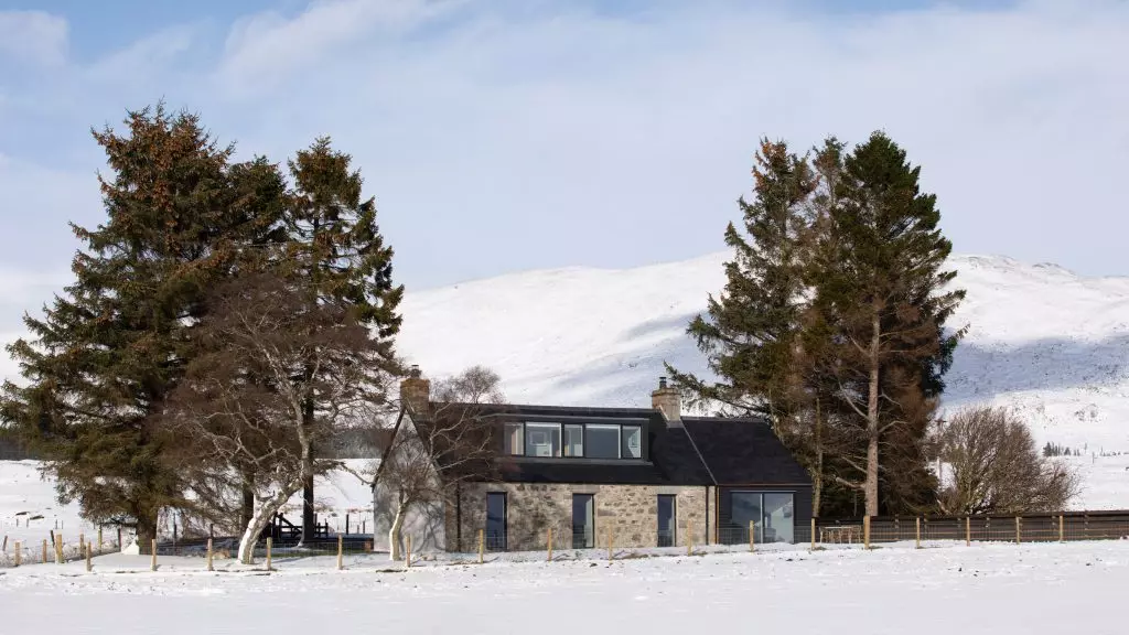 Loader Monteith rozširuje vzdialenú kamennú chatu v Škótskej vysočine