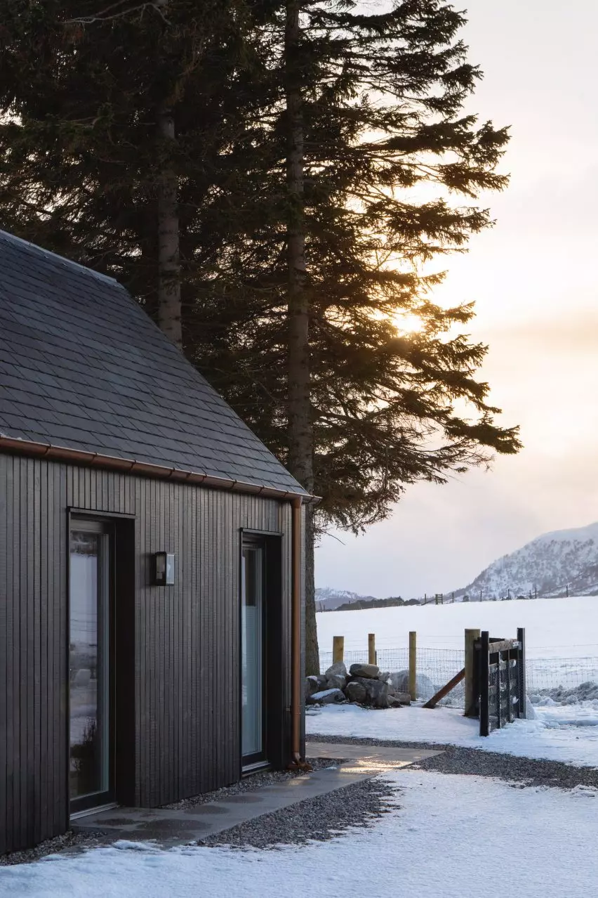 Une extension de chalet en bois noir