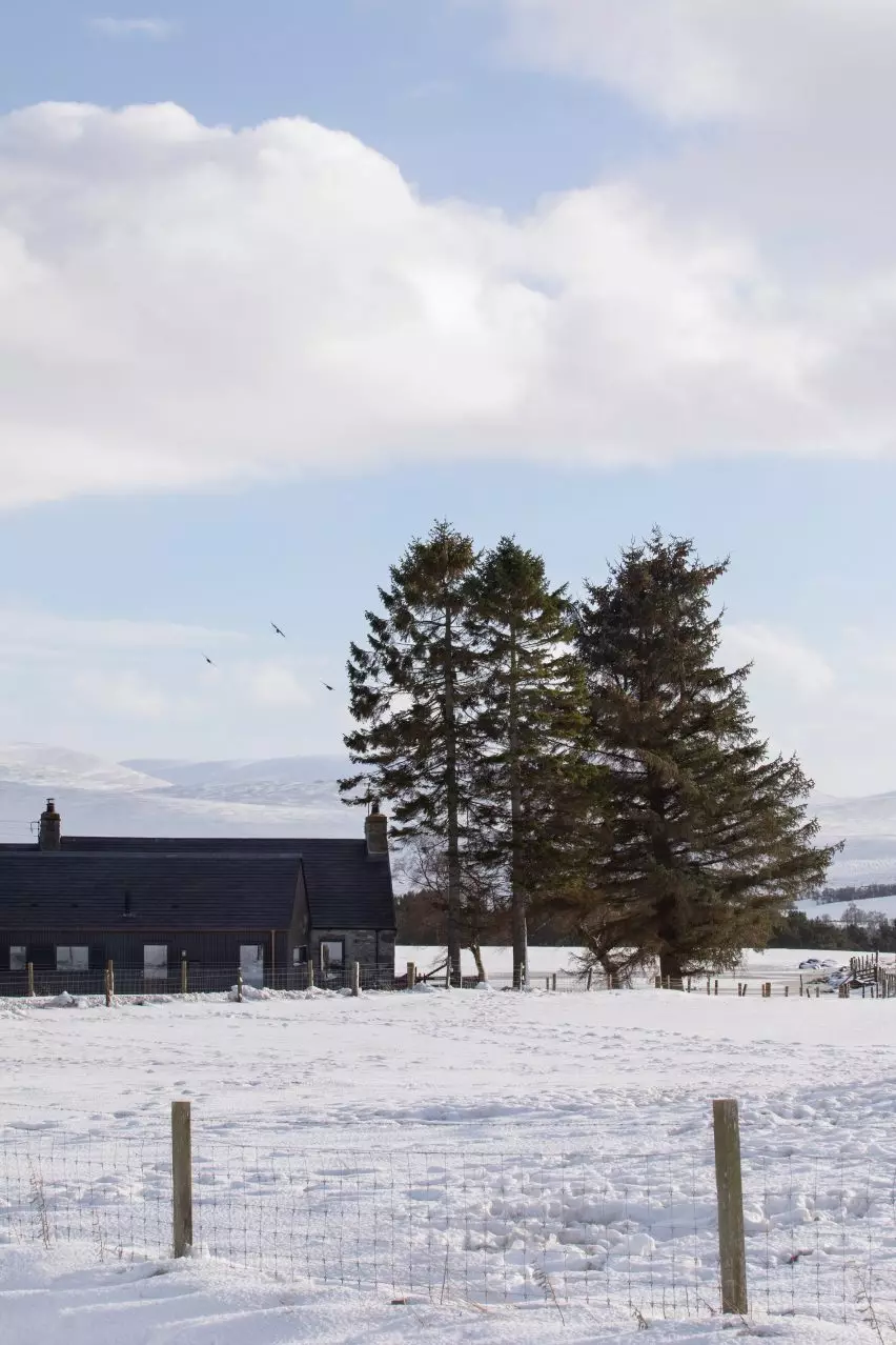 Un chalet dans un champ enneigé