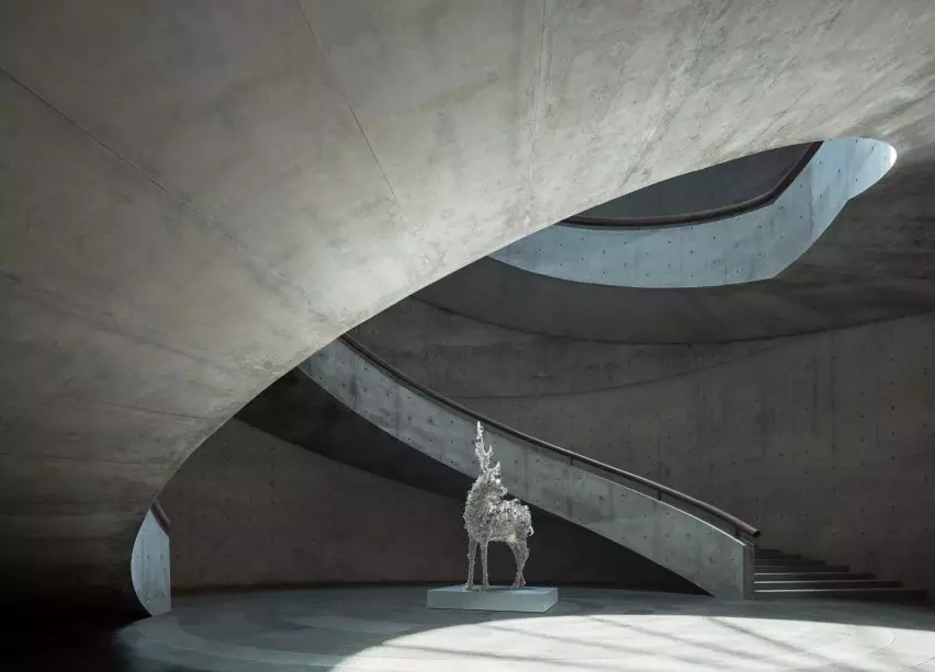 Barxadda dhexe ee gudaha Tadao Ando's He Art Museum ee Shiinaha