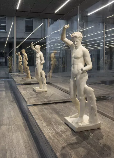 Pusat seni Fondazione Prada OMA dibuka di Milan