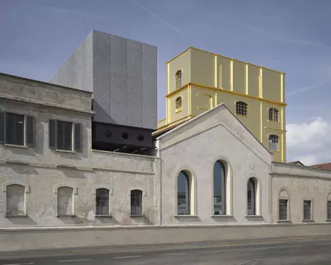 OMA ၏ Fondazione Prada အနုပညာစင်တာကို Milan တွင်ဖွင့်လှစ်ခဲ့သည်။
