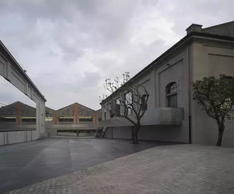 OMA चे Fondazione Prada कला केंद्र मिलानमध्ये उघडले आहे