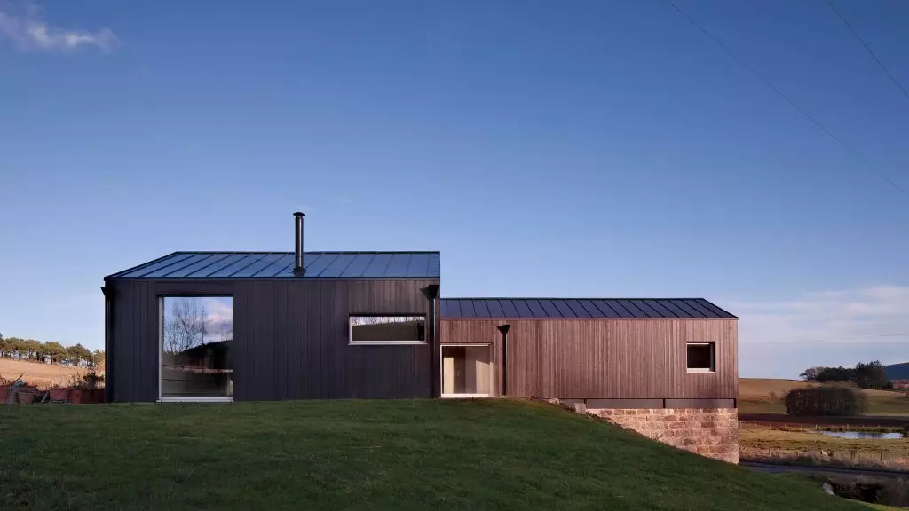 TAP Architects stavia čierny dom na vrchole starého žulového mlyna v Škótsku