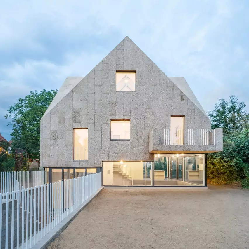 roundup חיפוי שעם: Cork Screw House מאת Rundzwei Architekten