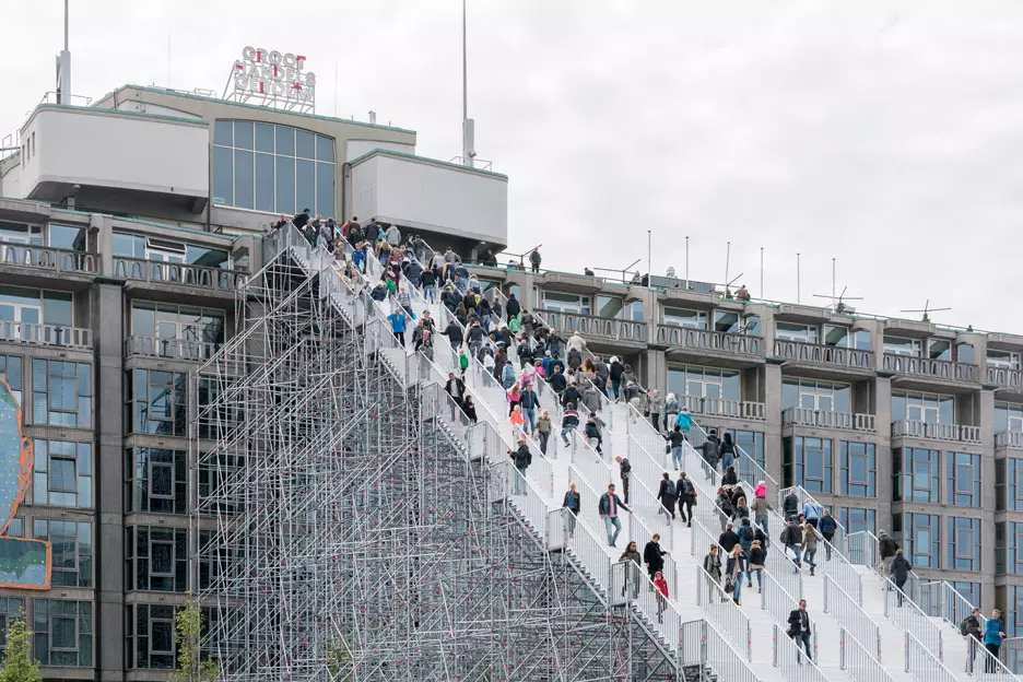 MVRDV inakamilisha The Stairs, ngazi kubwa ya kiunzi katikati mwa jiji la Rotterdam.