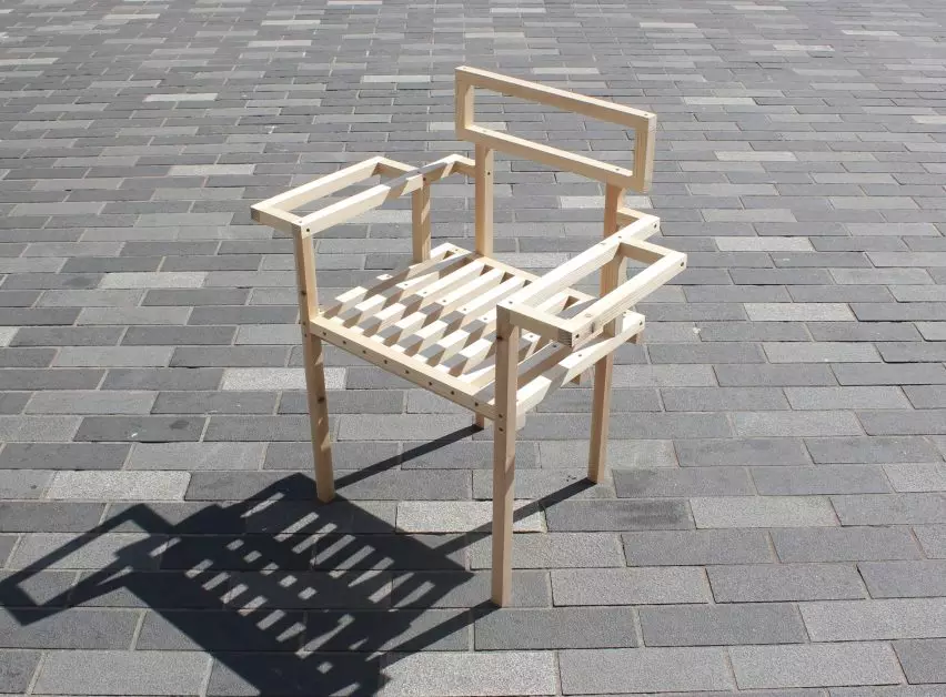 Tom a Will Butterfieldovi zvou designéry, aby přetvořili 19 holých dřevěných židlí