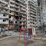 تاب قرمز در مقابل ساختمان کیف آسیب دیده در طول تهاجم روسیه به اوکراین