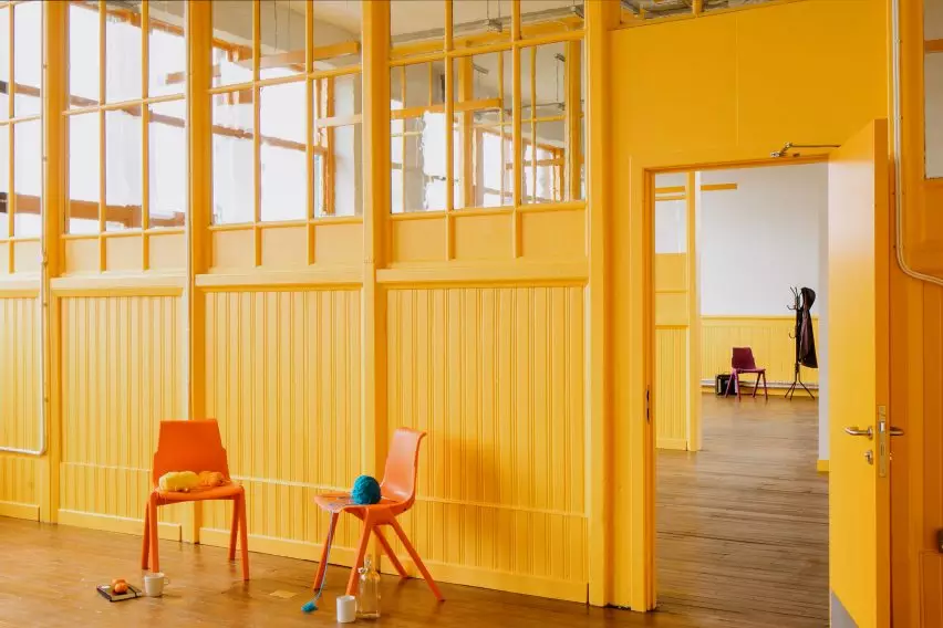 Interior amarelo do Kinning Park Complex renovado por New Practice