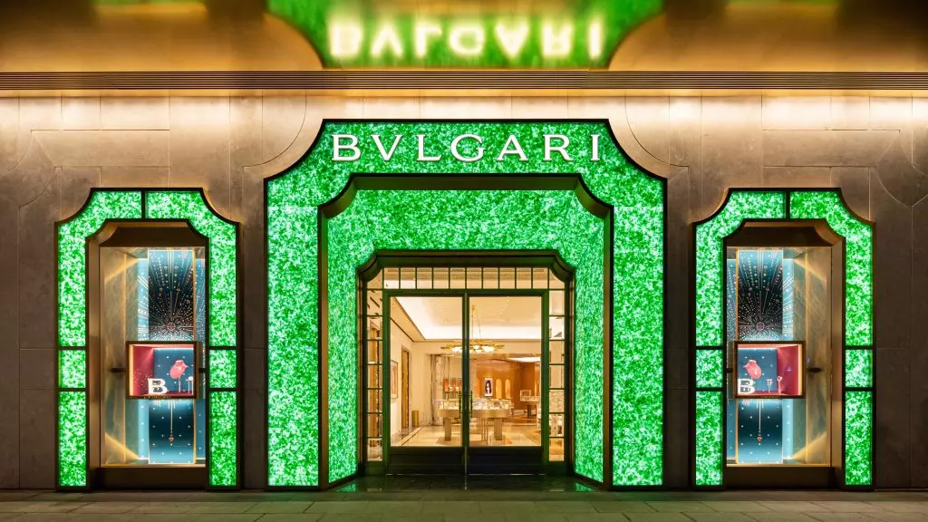 MVRDV creează vitrina Bulgari de culoarea jad din sticle de șampanie