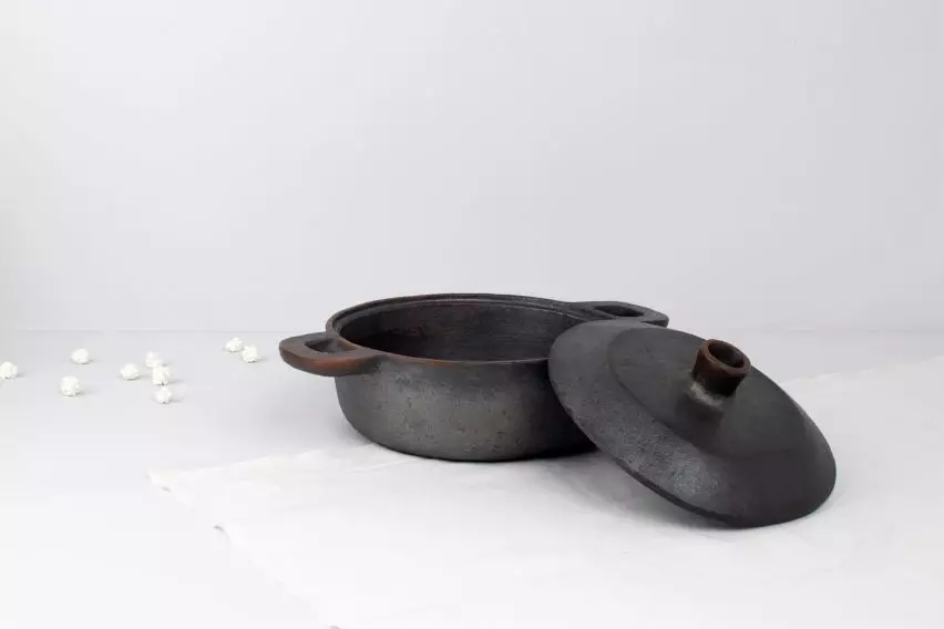 Tiipoi keramik pottar Mathew Sasa