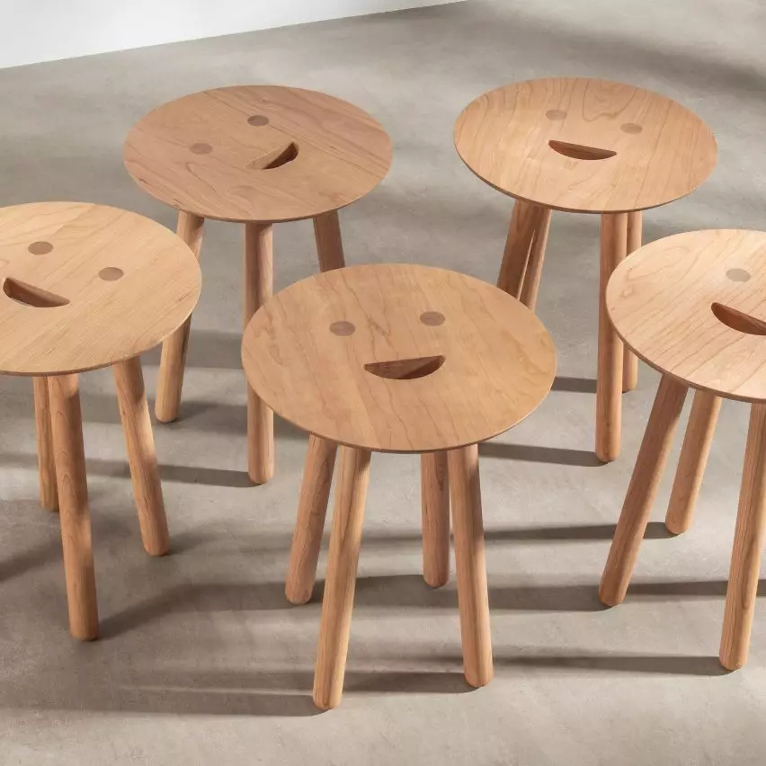 벤치마크를 위한 Jaime Hayon의 Smile Stool