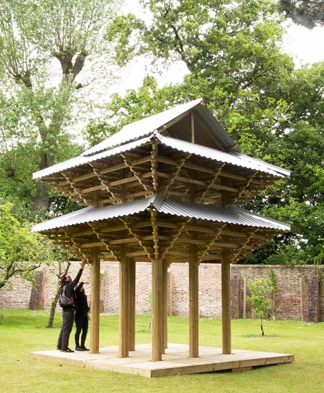 Japanischer Holztempel im Dorich House Museum von Studenten der Kingston University