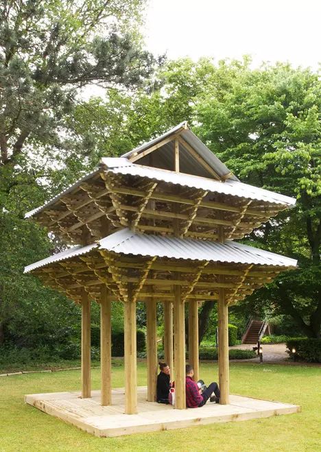 Japanischer Holztempel im Dorich House Museum von Studenten der Kingston University