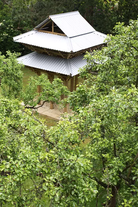 Japanischer Holztempel im Dorich House Museum von Studenten der Kingston University