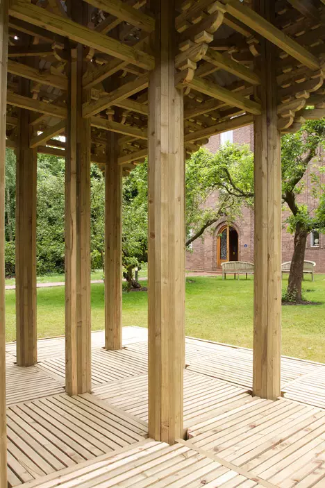 Tempio giapponese in legno al Dorich House Museum degli studenti della Kingston University