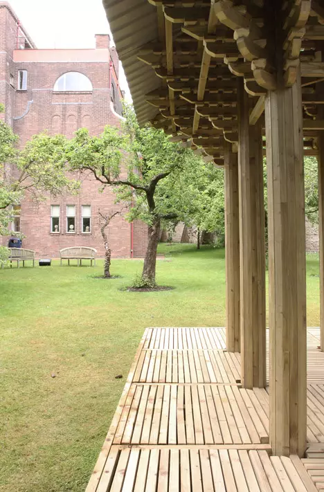 Japanischer Holztempel im Dorich House Museum von Studenten der Kingston University