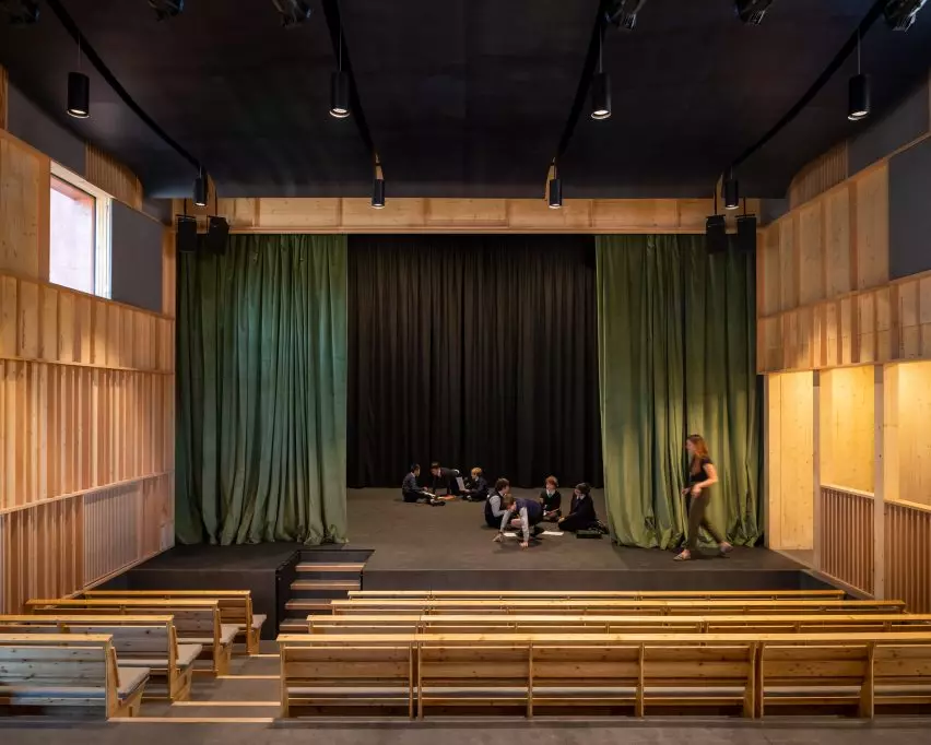 Teaterscene med grønne gardiner af Jonathan Tuckey Design
