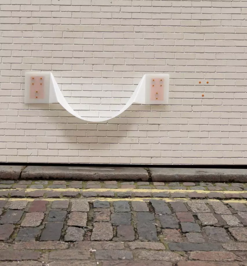 Флаир столица Тхомаса Госснера на зиду узима трагове из пластичних кутија за ручак