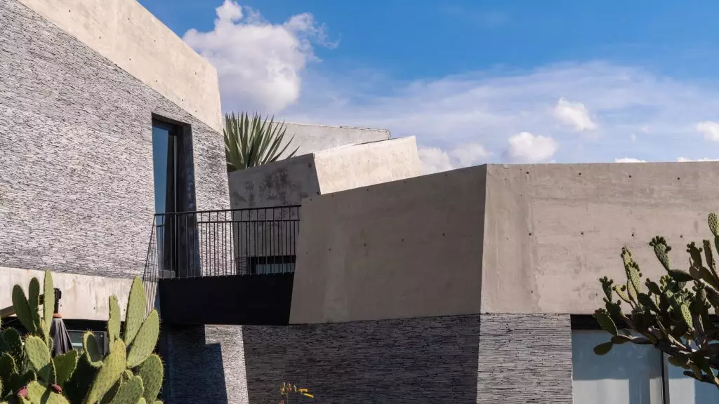 Rojkind Arquitectos द्वारे मेक्सिकोमधील अमनाली घराचे टोकदार "बोल्डर" तयार करतात