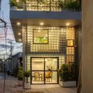 Glass Brick Micro House מאת ROOM+ Design & Build