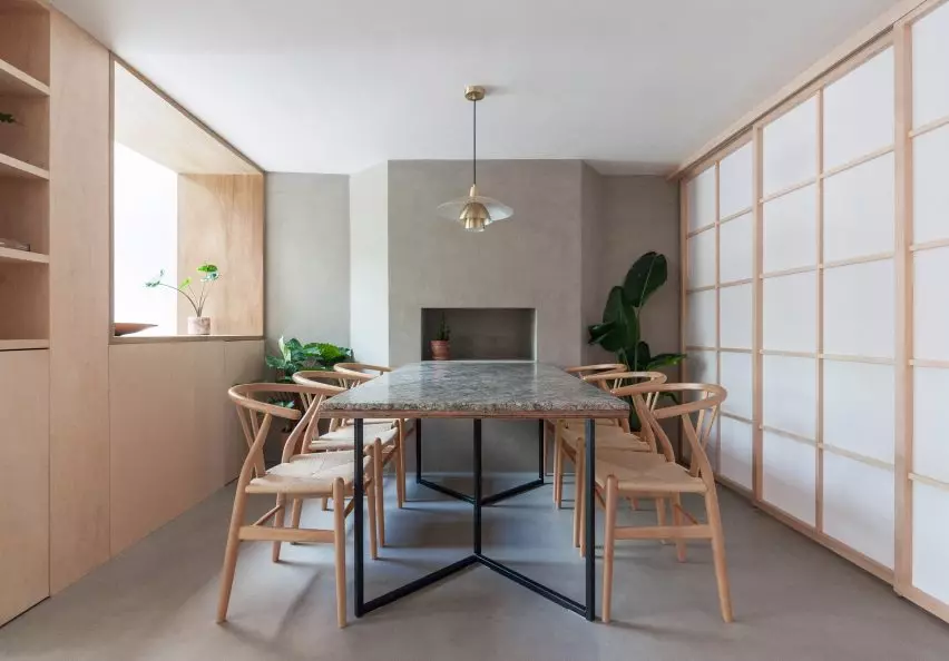 Një dhomë ngrënie me ekrane shoji të stilit japonez