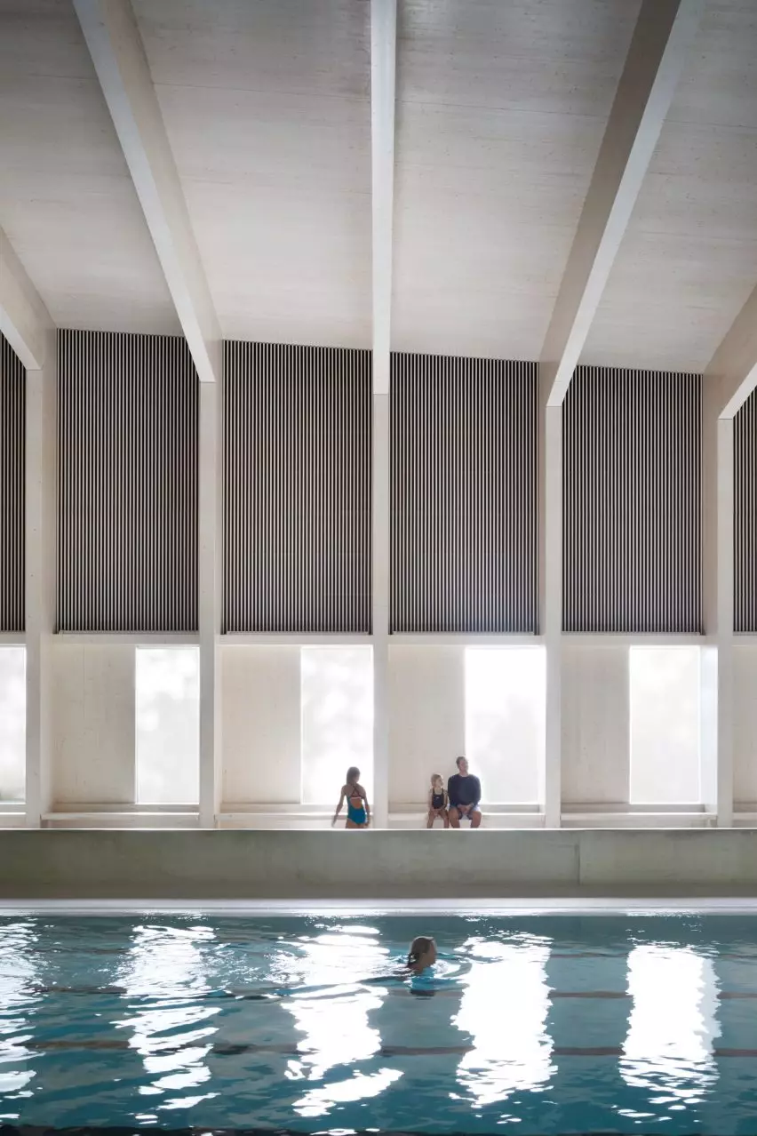 L'empresa britànica Hawkins\Brown ha acabat un edifici de piscina en una escola de Surrey, Anglaterra, amb un marc de fusta vist que incorpora finestres que donen al bosc circumdant.