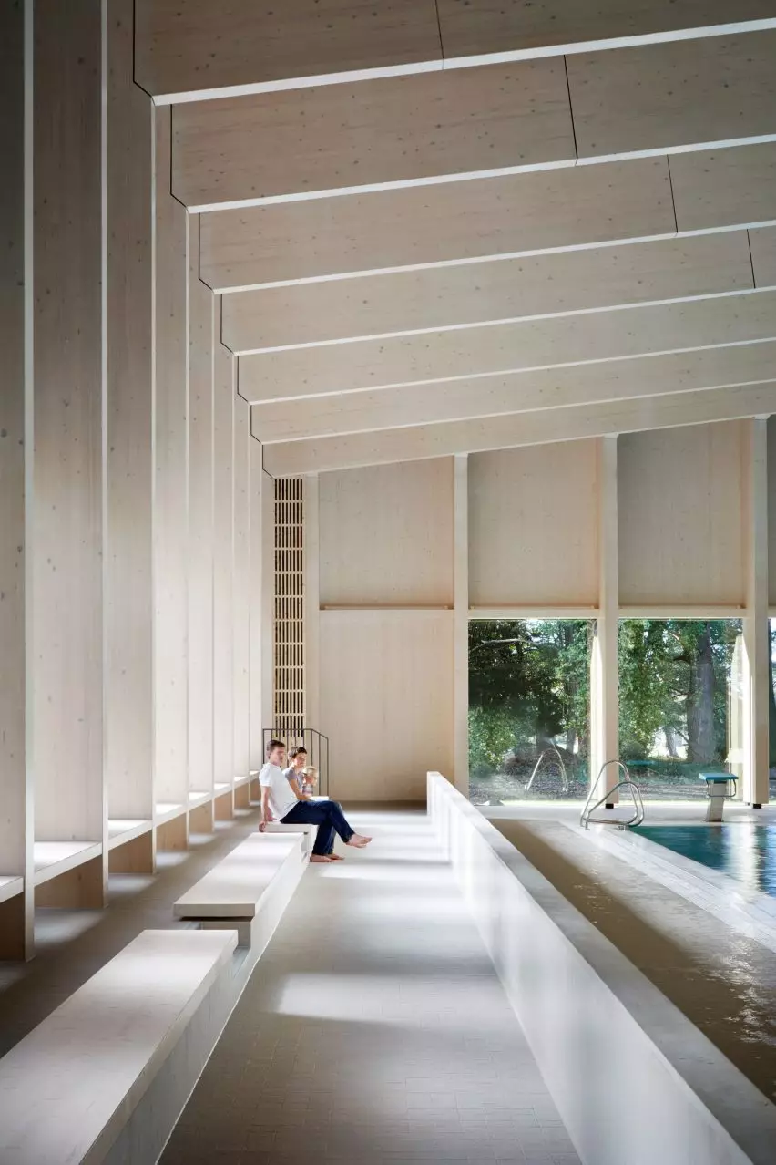 L'empresa britànica Hawkins\Brown ha acabat un edifici de piscina en una escola de Surrey, Anglaterra, amb un marc de fusta vist que incorpora finestres que donen al bosc circumdant.