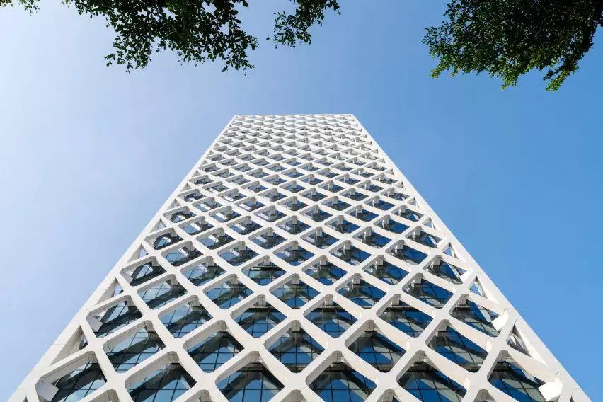 Clúdaíonn diagrid cruach foirgneamh Cheanncheathrú an Bhainc Tráchtála Tuaithe i Shenzhen