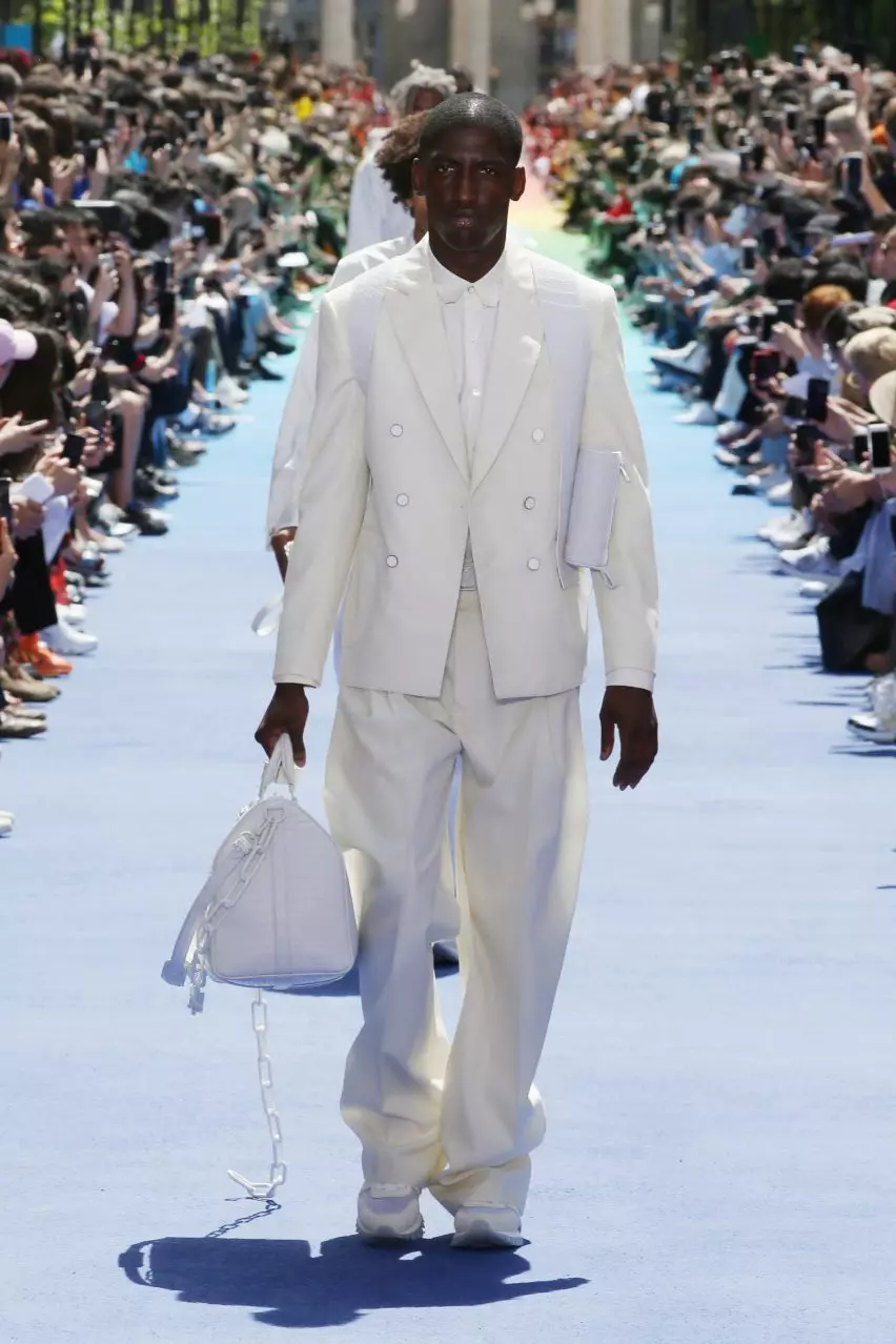 UVirgil Abloh wenza umboniso wokuqala kaLouis Vuitton eParis ngomgaqo wemvula