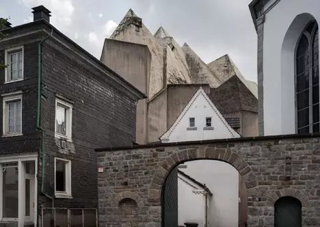 Nyumba za Brutalist: Mpingo wa Pilgrimage, Neviges wolemba Gottfried Böhm