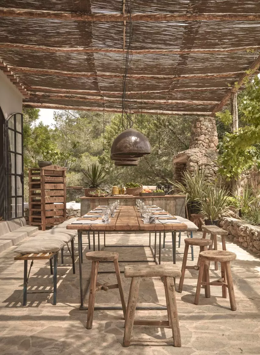 La Granja Ibiza သည် rustic ဒီဇိုင်းဖြင့် အဖွဲ့ဝင်သီးသန့် အပန်းဖြေရိပ်သာတစ်ခုဖြစ်သည်။ 17185_2