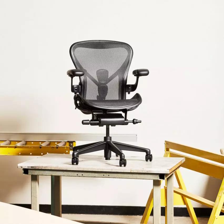 Aeron Onyx Ultra Matte gan Bill Stumpf a Don Chadwick i Herman Miller