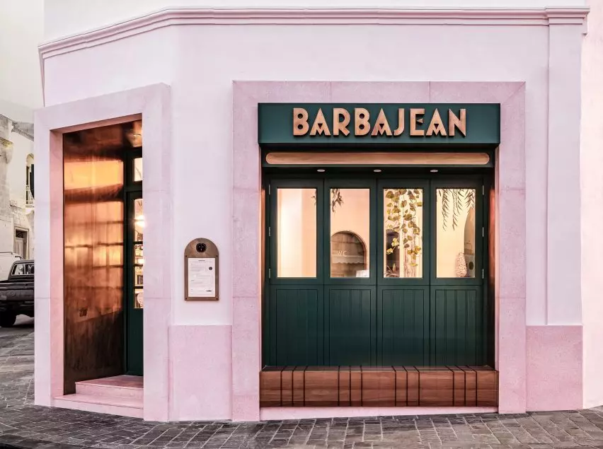 El restaurante Barbajean en Malta tiene una fachada rosa