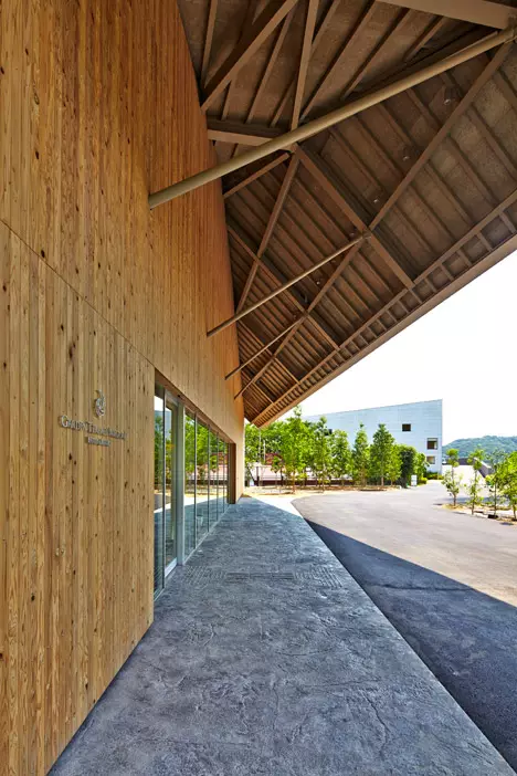 Garden Terrace Nagasaki Royal Terrace hotel building sa pamamagitan ng Kengo Kuma