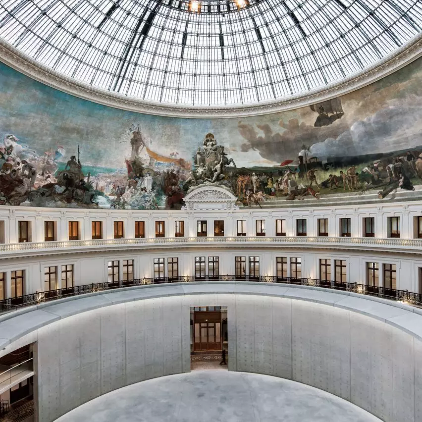 Een foto van de restauratie van de Bourse de Commerce in Parijs