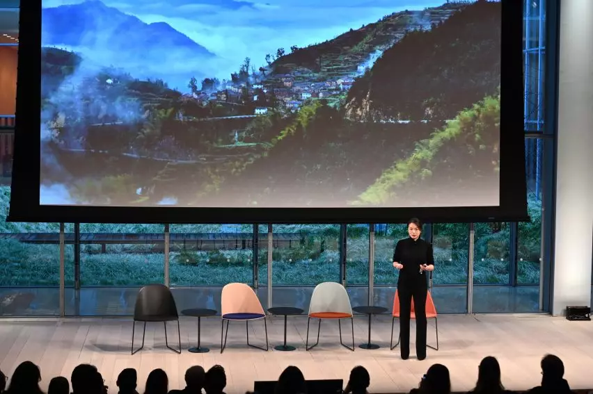 Uma fotografia de uma palestra ocorrendo como parte do The World Around em Nova York 2020