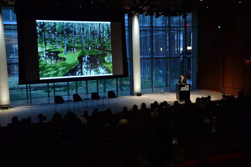 建築家石上純也がTheWorldAroundで講演している写真